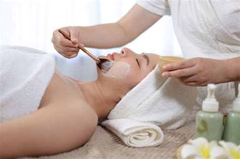 미용실에서 영양 페이셜 마스크를 쓴 젊은 여성 페이스 필링 마스크 스파 뷰티 트리트먼트 스킨 케어 스파 살롱에서 미용사에게 얼굴 관리를 받는 여성 25 29세에 대한 스톡