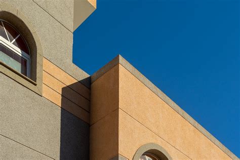 집 밖의 건물 외관 건설 건축 라인 건축 사진 건축 세부 구조 그림자 기하학 기하학적 설계 깨끗한 라인 날카로운 각도 대조 대칭 도시 경관 도시