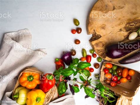 토마토 피망 바질로 만든 흰색 배경에 신선한 야채 플랫 레이 상단 보기 복사 공간 건강 한 음식과 깨끗 한 식사 개념 가지