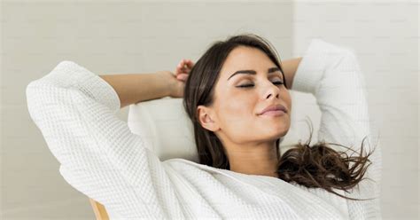 가운을 입고 휴식을 취하는 아름다운 젊은 건강한 여성의 초상화 사진 Unsplash의 웰빙 이미지