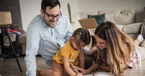 내가 배운 것을 보여 드리겠습니다 부모는 딸의 숙제를 도와줍니다 사진 Unsplash의 세르비아 이미지