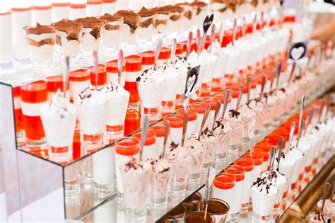 리셉션 근접 촬영에서 컵 케이크 샷으로 맛있고 맛 있는 디저트 테이블 0명에 대한 스톡 사진 및 기타 이미지 0명 결혼식 과일 Istock