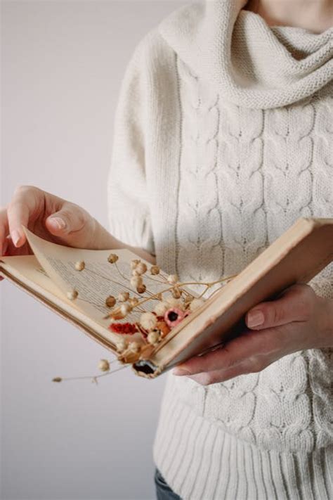 실내 가정 다운 개인적인 시간 겨울 고독 고요한 고전 문학 꽃꽂이 낡은 책 도서 페이지 독서 독서 책 독서광 독서하는 드라이플라워 따뜻함