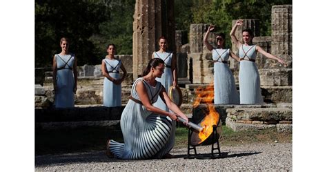 Олимпийският огън бе запален в Гърция активисти нахлуха на церемонията