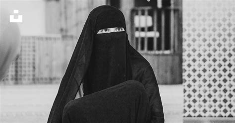 검은 베일을 쓴 여자가 거리를 걷고 있다 사진 Unsplash의 무료 검정 이미지