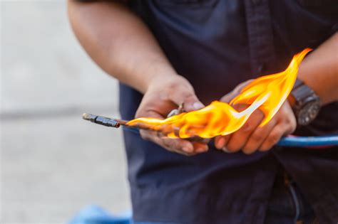 에어컨 수리 맨은 연료 가스와 산소를 사용하여 금속 순산소 용접 및 순산소 절단 공정 바닥 고정 에어컨 시스템의 수리공을 용접하거나 절단합니다 건강한 생활방식에 대한 스톡