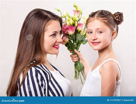 De Dochter Geeft Bloemen Aan Haar Moeder Op Haar Moeder S Dag Stock Afbeelding Image Of