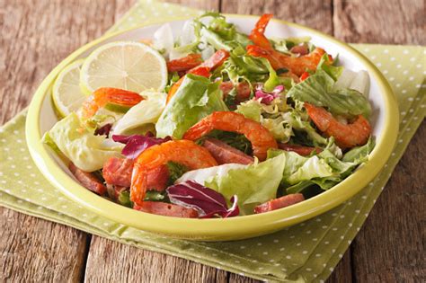 새우 쵸 릿 죠 소시지 라임 그리고 혼합된 야채 클로즈업의 수 제 샐러드 가로 갑각류에 대한 스톡 사진 및 기타 이미지 갑각류 건강한 식생활 굽기 Istock