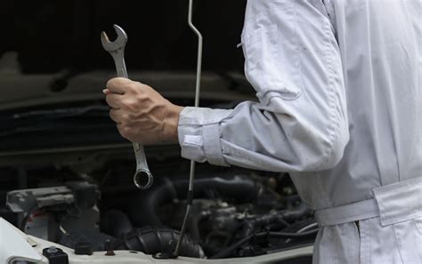 흰색 유니폼으로 렌치를 들고 자신감 젊은 정비사 남자 수리 차고에서 후드를 엽니다 자동차 보험 개념입니다 검사 보기에 대한 스톡 사진 및 기타 이미지 Istock