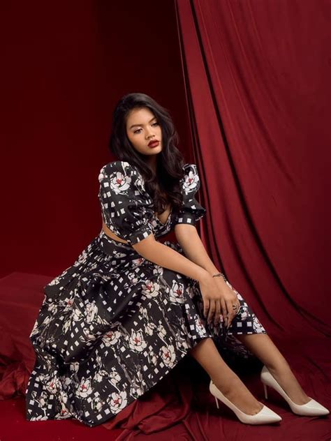 မေမေရဲ့ အင်္ကျီလေးနဲ့ ဖက်ရှင်ကျကျလေးမိမိုက်ကာ အထာကျကျပိုစ့်တွေပေးရင်းလန်းနေတဲ့ သမီးလေးရဲ့ပုံလေးတ