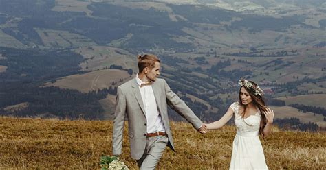 태양 빛 보호 결혼식 커플 놀라운 전망을 가진 산에서 럭셔리 의식 속에서 산책하는 행복한 화려한 신부와 신랑 사진 Unsplash의 햇빛 이미지