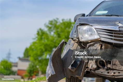 사고 후 차 도로에 깨진 자동차 사고로 인해 차의 시체가 손상되었습니다 교통 사고에 고속 헤드 고속도로에서 충돌 후 차체에 움푹