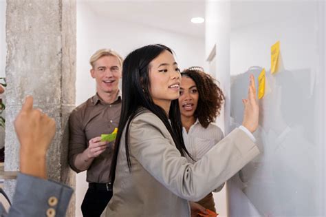 동료들과의 브레인스토밍 회의 중 화이트보드에 메모를 붙이는 여성 사업가 20 24세에 대한 스톡 사진 및 기타 이미지 20 24세 25 29세 30 34세 Istock