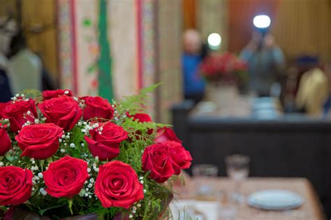 아름 다운 붉은 장미 라운드 상자에 둥근 상자에 복숭아 장미입니다 흰색 나무 바탕에 둥근 상자에 장미 작은 선물 상자 화이트에 로맨틱 빨간 장미 라운드 로고에 대 한 공간