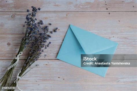 빈 파란 봉투 종이 템플릿 모형입니다 텍스트의 공간을 복사합니다 라벤더 꽃입니다 봉투가 있는 인사말 또는 초대장 공백 봉투에 대한 스톡 사진 및 기타 이미지 Istock