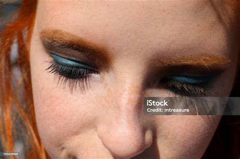 빨간 머리 십대 소녀 의 클로즈업 이미지 14 15 창백한 피부와 주근깨 파티를 위해 디자인 된 메이크업의 전체 얼굴을 입고 갈색과 가솔린 블루극적인 아이 섀도우와 갈색 눈