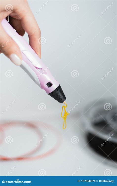 3δ στυλό στα χέρια κοριτσιού Σχεδίαση με πένα 3d Πηνία με πλαστικό για