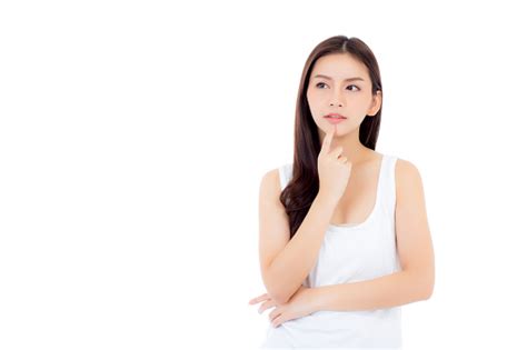 아시아 여자 깜짝 개최 손으로 뺨 아름 다운 여자와 함께 귀하의 제품을 제시와 흥분에 고립 된 흰색 배경 표현 적인 얼굴을 놀라게 건강한 생활방식에 대한 스톡 사진 및 기타