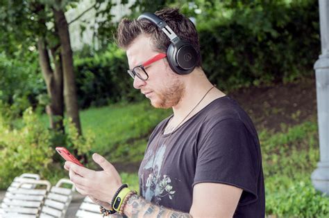 Какие наушники выбрать, чтобы не слышать людей