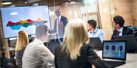 동료에 게 프레 젠 테이 션을 주는 아프리카계 미국인 사업가 금융에 대한 스톡 사진 및 기타 이미지 금융 프리젠테이션 연설 남자 Istock