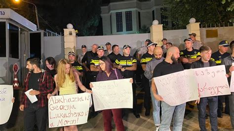 „გირჩი მეტი თავისუფლების წევრებმა ბელარუსის საელჩოს წინ ლუკაშენკას და პუტინის ფოტოები დაწვეს