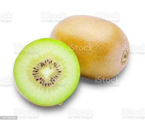 흰색 배경에 고립 된 키위 과일과 슬라이스 키위의 닫기 잘 익은 전체 키위 과일과 흰색 배경에 고립 된 절반 키위 과일 클리핑 경로 0명에 대한 스톡 사진 및 기타 이미지