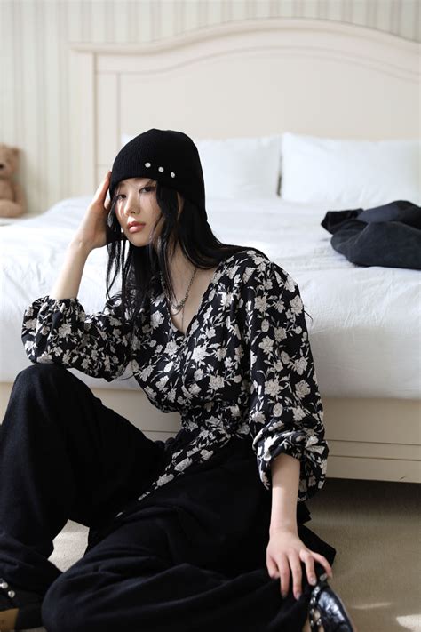 컬러인아이디 크롭 랩 플라워 블라우스