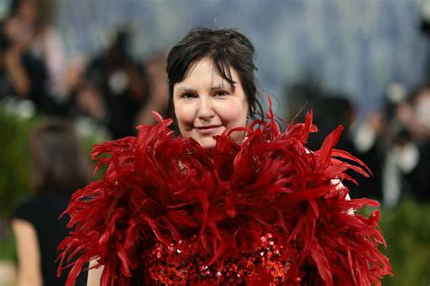 Lena Dunham Goes Full Showgirl In Red Feathers And Sequins On Met Gala