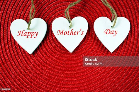 빨간 밀 짚 냅킨에 흰색 나무 마음입니다 행복 한 어머니의 하루입니다 3가지 개체에 대한 스톡 사진 및 기타 이미지 3가지 개체 5월 개념 Istock