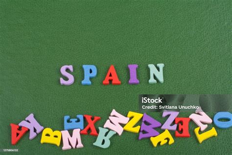 다채로운 Abc 알파벳 블록 나무 문자로 구성된 녹색 배경에 스페인어 단어 광고 텍스트에 대한 공간을 복사합니다 영어 개념을 학습 0명에 대한 스톡 사진 및 기타 이미지