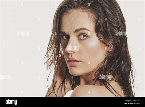 Bella Modella Ragazza Con Pelle Bagnata Foto Stock Alamy
