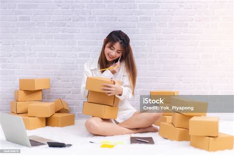 중소 기업 소유자 여자 집에서 일 하는 사무실 패키지 상자에 배달에 작성 합니다 온라인 마케팅 시동 중소 기업과 프리랜서 개념 이다 가격에 대한 스톡 사진 및 기타 이미지