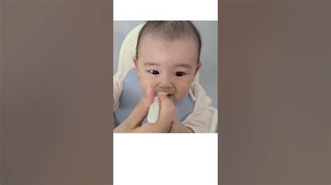 첫 이유식 먹는 5개월 아기 과연 잘 먹어 줄까요 Youtube