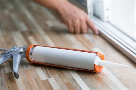 남자의 손에 접착제 총 실리콘 접착제를 사용 하 여 착용된 창문을 복구 실리콘 재료에 대한 스톡 사진 및 기타 이미지 실리콘 재료 건설 산업 건축하기 Istock