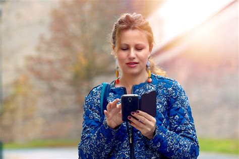 산책 하 고 화창한 여름 날에 거리에서 스마트 휴대 전화를 사용 하 여 아름 다운 여자 40 44세에 대한 스톡 사진 및 기타 이미지 40 44세 거리 걷기 Istock