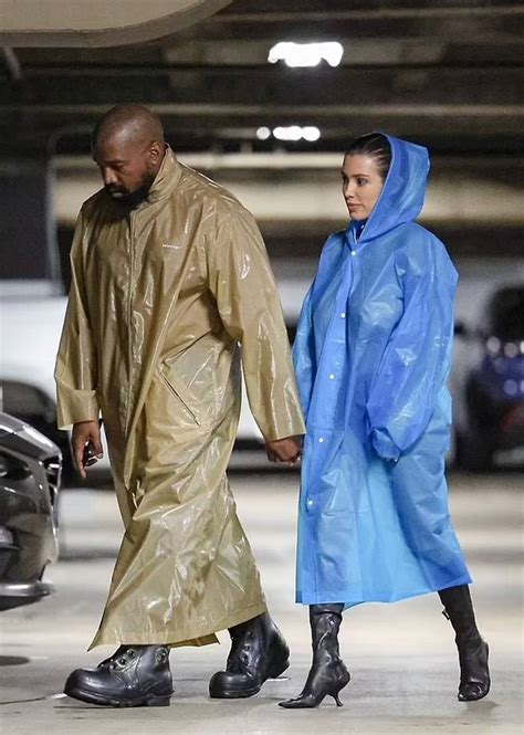 킴 카다시안 앰버서더 브랜드 입은 칸예 웨스트 아내 우비 속 속옷만 착용 [할리웃톡]