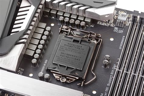 Vrm 존 전압 조절기 모듈 프로텍터 캡이 있는 Cpu 소켓 및 최신 마더보드의 메모리 소켓 Cpu에 대한 스톡 사진 및 기타 이미지 Istock