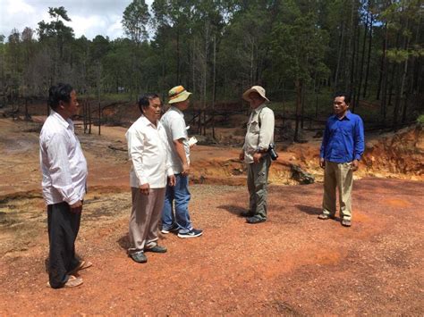 មន្ត្រី ជំនាញ ពិនិត្យ ទីតាំង ទំនប់ ចំការ តែ ក្រោម ខេត្ត កំពង់ ស្ពឺ ដែល បាក់ ស្រុត ដោយសារ ជំនន់