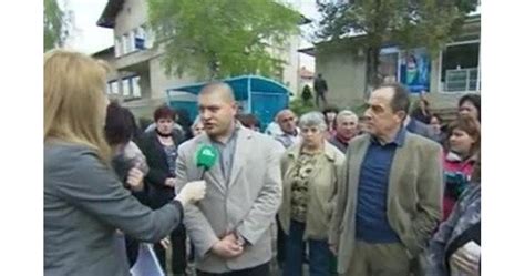 Жители на село край София блокираха път заради канцерогенни тръби