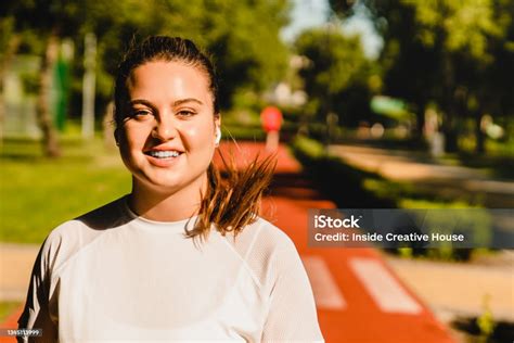 미소 맞는 플러스 크기 통통 한 뚱뚱한 선수 스포티 한 여자 조깅 슬리밍 체중 굽기 칼로리경기장에서 아침 야외에서 건강에 좋지 않은 음식에 대한 스톡 사진 및 기타 이미지