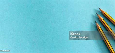 파란색 배경에 두 개의 연필 맨 위 보기입니다 플랫 레이 공간을 복사합니다 창조성 그리기 도구입니다 0명에 대한 스톡 사진 및 기타 이미지 Istock