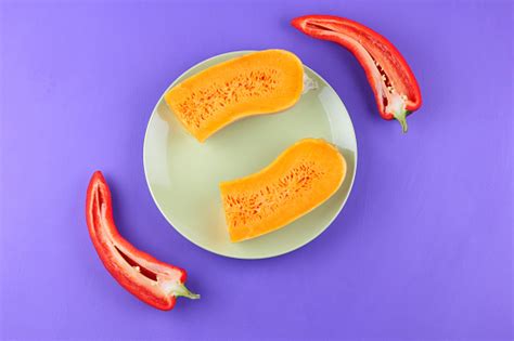 보라색 배경 녹색 접시 야채 팝 아트 미니 멀리즘 오렌지와 레드 야채 보라색 배경 불가 리아 어 후추 채식 예술에 호박과 붉은 고추의 절반에 호박 가을에 대한 스톡 사진 및