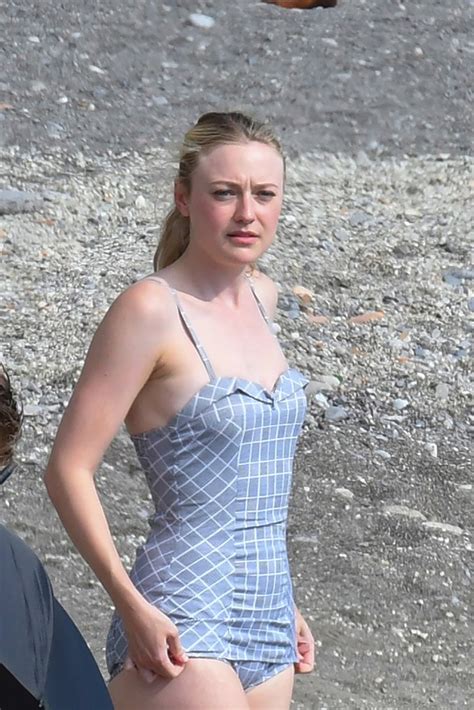Dakota Fanning Pictures See All Of The Stars Looks Hollywood Life