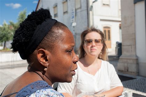 길거리 카페에 모인 혼합 인종 여성 친구들 아프리카 여성에 초점을 맞춥니다 2명에 대한 스톡 사진 및 기타 이미지 2명 가정 생활 거리 Istock