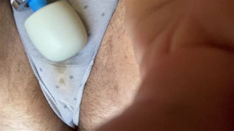 私の汚れた濡れたパンティーで自分で遊ぶのを見てください〜バイブレーターからかう