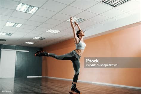 아름 다운 맞는 백인 갈색 스포츠에 점프에 고 Kangoo 체육관에서 신발을 점프 재미에 대한 스톡 사진 및 기타 이미지 재미 가냘픈 건강관리와 의술 Istock