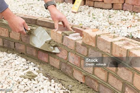 정원 좌석 건설 수 있도록 신선한 젖은 시멘트와 점토 벽돌을 누워 석공에 대한 스톡 사진 및 기타 이미지 석공 건설 산업 벽돌 Istock