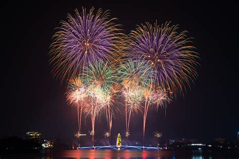경치 공중 폭발 나이트 스카이 엔터테인먼트 다채로운 대중 공연 도시 경관 도시의 불빛 디스플레이 라이트 쇼 물 반사 반짝이는 불빛 밤하늘 불꽃 놀이