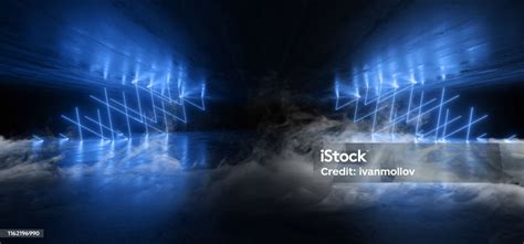 연기 미래 네온 조명 레이저 블루 빛나는 현대 복고풍 공상 과학 소설 우아한 우주선 클럽 밤 어두운 차고 지하 그런지 콘크리트 반사 추상 빔 3d 렌더링 0명에 대한 스톡