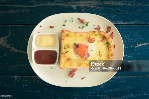 달걀 노 른 자 베이컨 햄 치즈 빵 토스트와 코리 앤 더의 아침 식사 플랫 레이 센터 빈티지 3 갈색에 대한 스톡 사진 및 기타 이미지 Istock